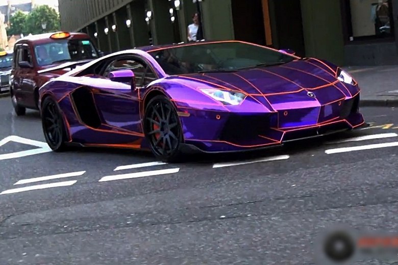 Lamborghini roxo que brilha no escuro aparece 'cuspindo fogo e berrando ...