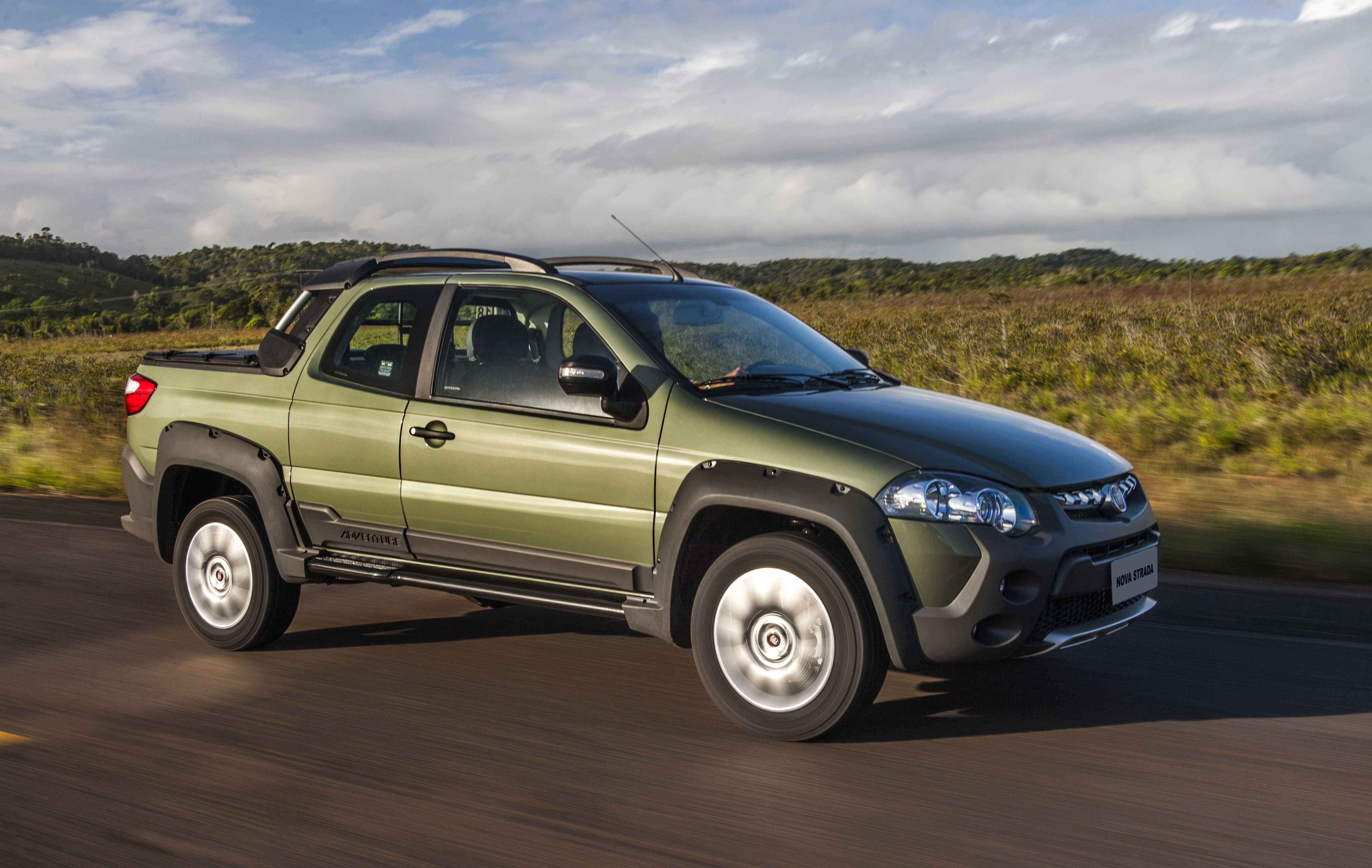 Sucesso nas lojas, Fiat Strada chega à linha 2015 com opção de teto ...