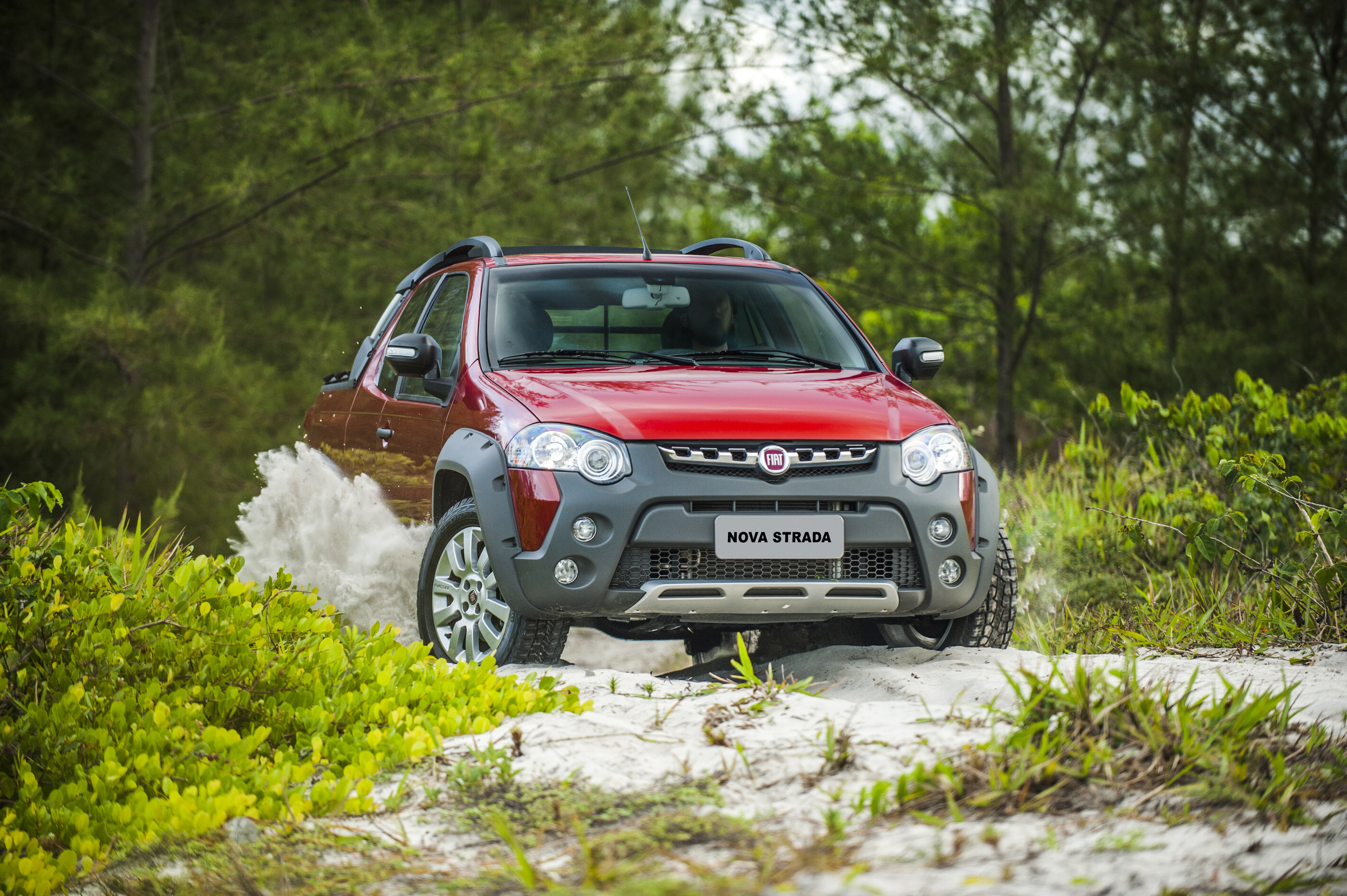 Sucesso nas lojas, Fiat Strada chega à linha 2015 com opção de teto ...
