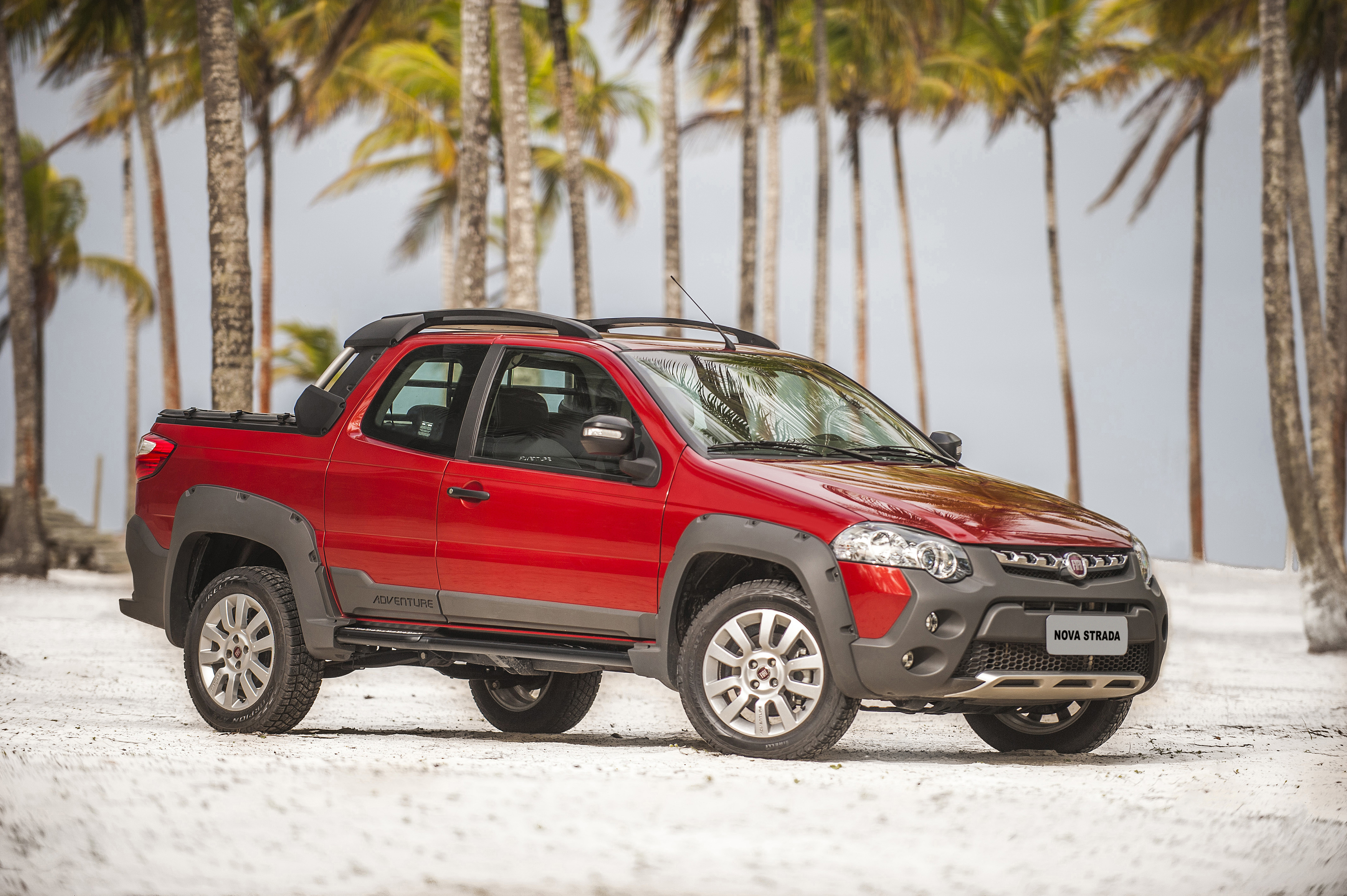 Sucesso nas lojas, Fiat Strada chega à linha 2015 com opção de teto ...