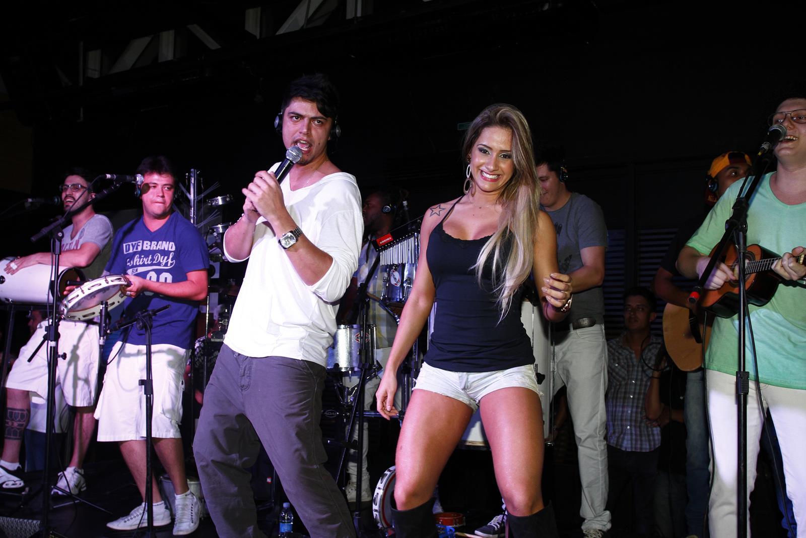 Panicat Babi Muniz mostra corpão em palco de barzinho - Fotos - R7 ...