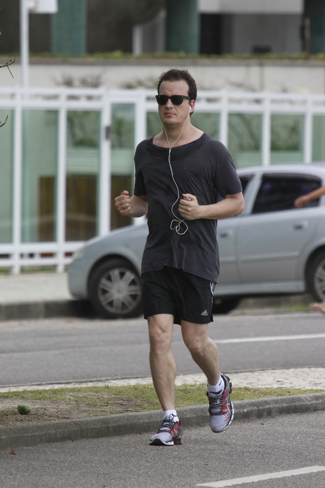 Rafael Cortez corre na orla da Barra da Tijuca, no Rio de Janeiro. Veja ...