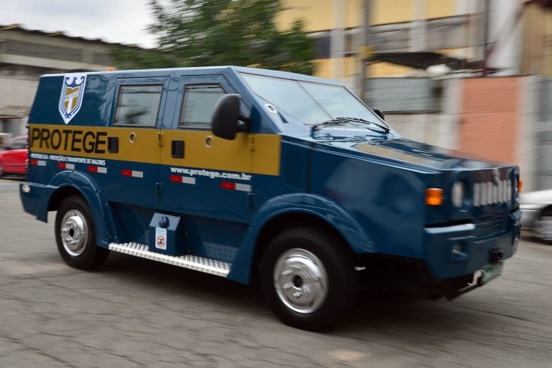 Testamos o carro-forte à prova de fuzis; Veja todos os segredos dessa ...