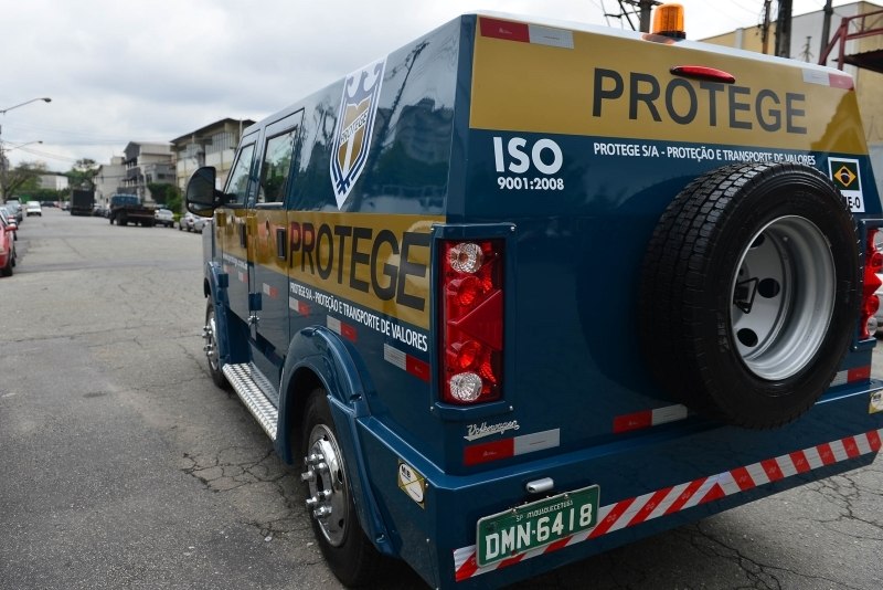 Testamos o carro-forte à prova de fuzis; Veja todos os segredos dessa ...