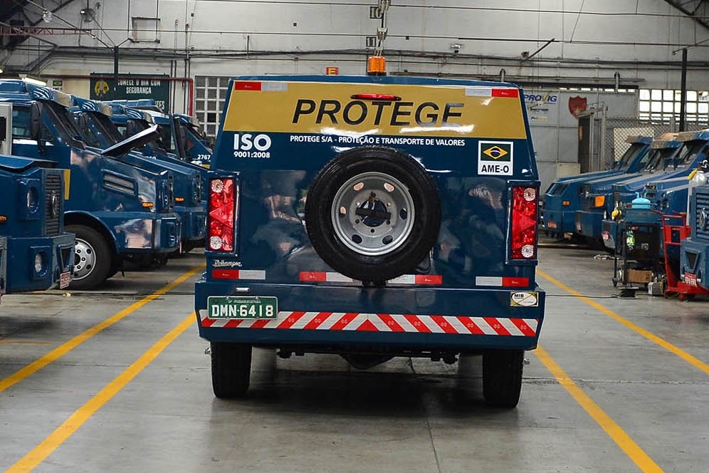 Testamos o carro-forte à prova de fuzis; Veja todos os segredos dessa ...