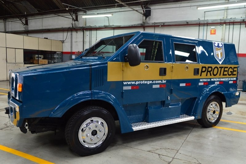 Testamos o carro-forte à prova de fuzis; Veja todos os segredos dessa ...