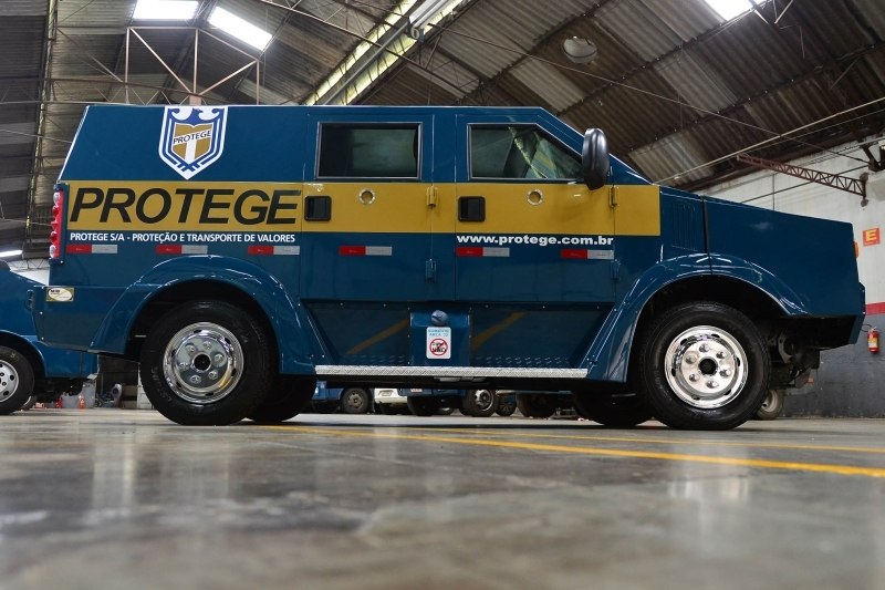 Testamos o carro-forte à prova de fuzis; Veja todos os segredos dessa ...