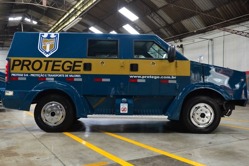 Testamos o carro-forte à prova de fuzis; Veja todos os segredos dessa ...