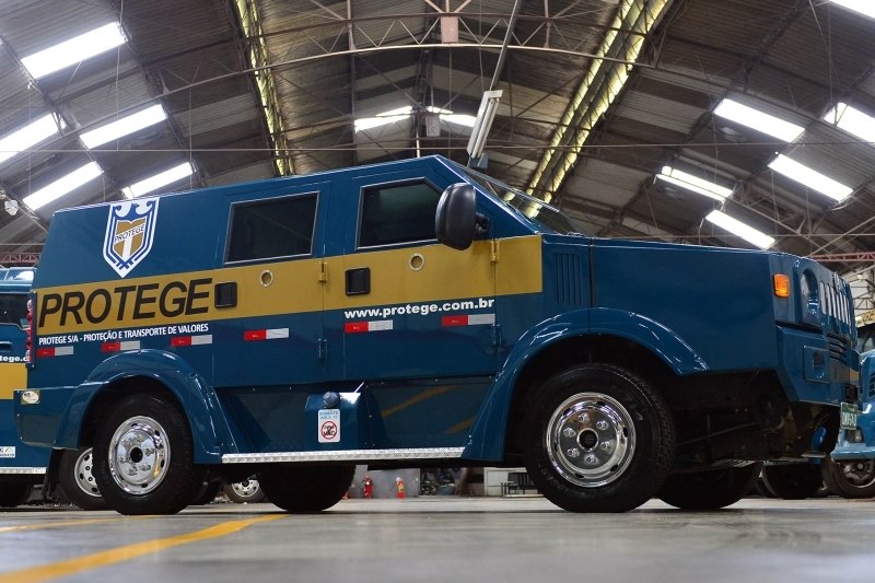 Testamos o carro-forte à prova de fuzis; Veja todos os segredos dessa ...