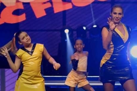 Angela Bismarchi sensualiza com minifunkeira em Tira o Olho da Mamãe ...