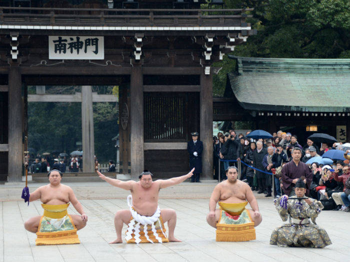 Com brasileiro, lutadores de sumô fazem ritual para celebrar 2014 ...