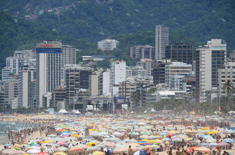 Calorão e mar transparente deixam praias lotadas no Rio - Fotos - R7 ...