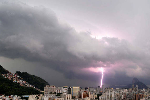Tempestade alaga ruas no Rio e complica volta para casa - Fotos - R7 ...