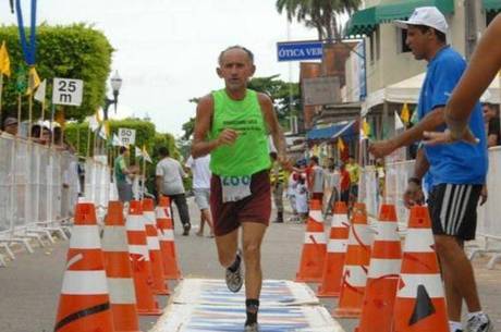 Ex-corredor morre atropelado após se deitar no meio da rua - Esportes ...