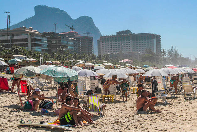 Um dia após recorde de calor no ano, Rio tem praias lotadas - Fotos ...