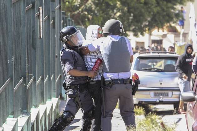 Moradores Resistem A Reintegração De Posse E Entram Em Confronto Com A