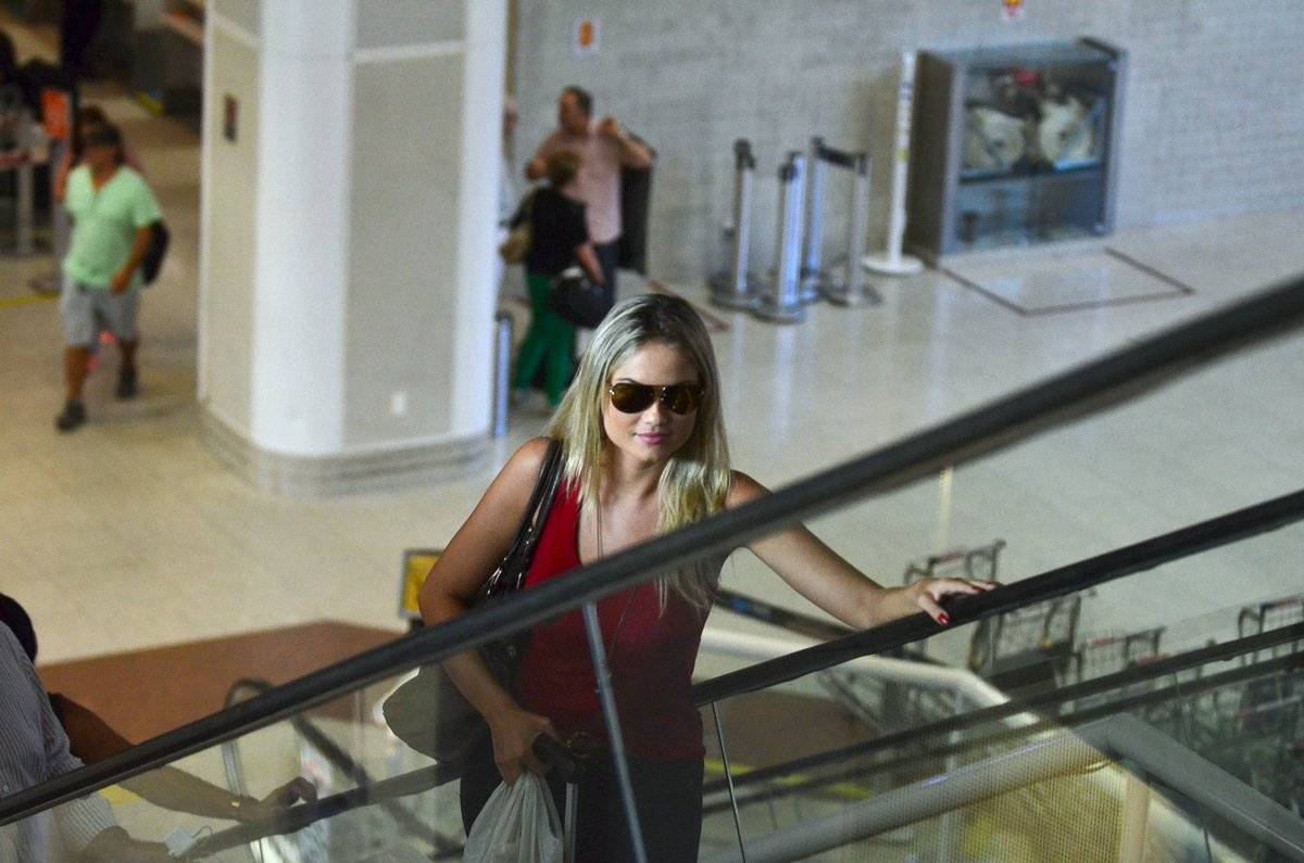 Ellen Rocche marca o corpão violão com jeans justinho - Fotos - R7 ...