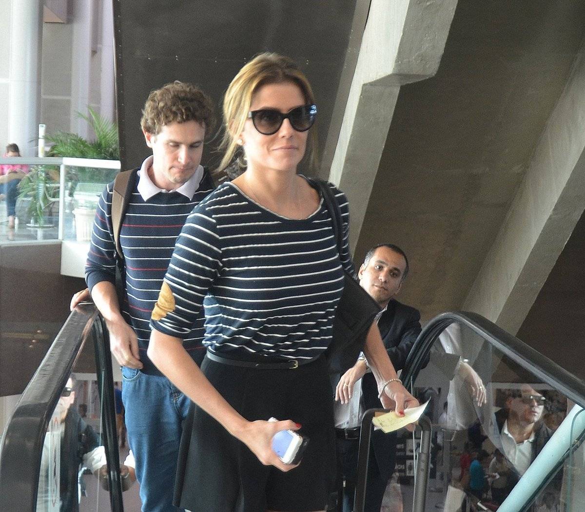 Loira outra vez, Deborah Secco exibe pernas saradas em aeroporto do Rio ...