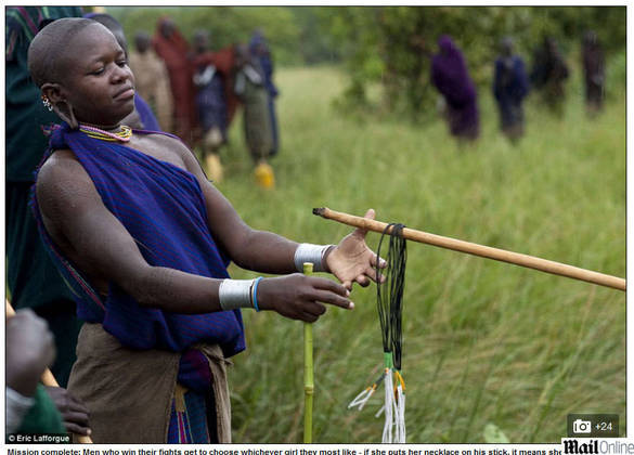 Homens travam batalhas sangrentas para atrair as mais belas ...