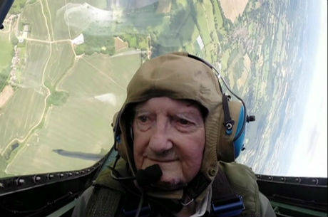 Britânico de 91 anos co-pilota Spitfire pela 1ª vez e faz piruetas ...