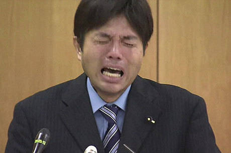 Político japonês que ficou famoso na internet após chorar renuncia ao ...