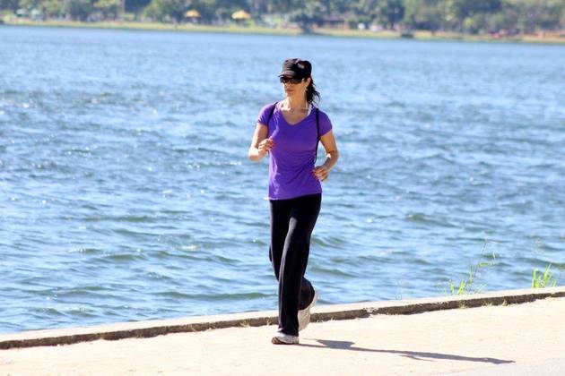 Helena Ranaldi faz caminhada na orla da praia - Fotos - R7 Famosos e TV