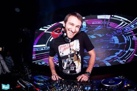 Filho de cineasta Sylvio Back, DJ Theo Back é encontrado morto ...