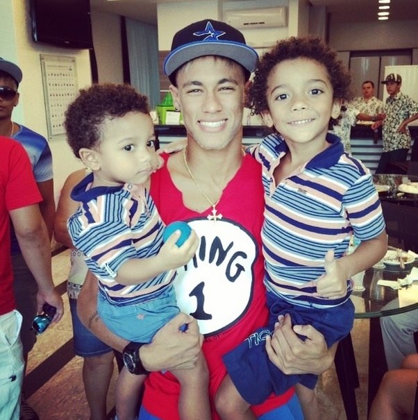 Mini-craque, filho de Robinho ganha elogio do pai babão: "Vai jogar ...