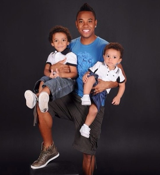 Mini-craque, filho de Robinho ganha elogio do pai babão: "Vai jogar ...