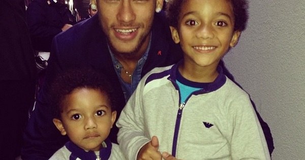 Mini-craque, filho de Robinho ganha elogio do pai babão: "Vai jogar ...