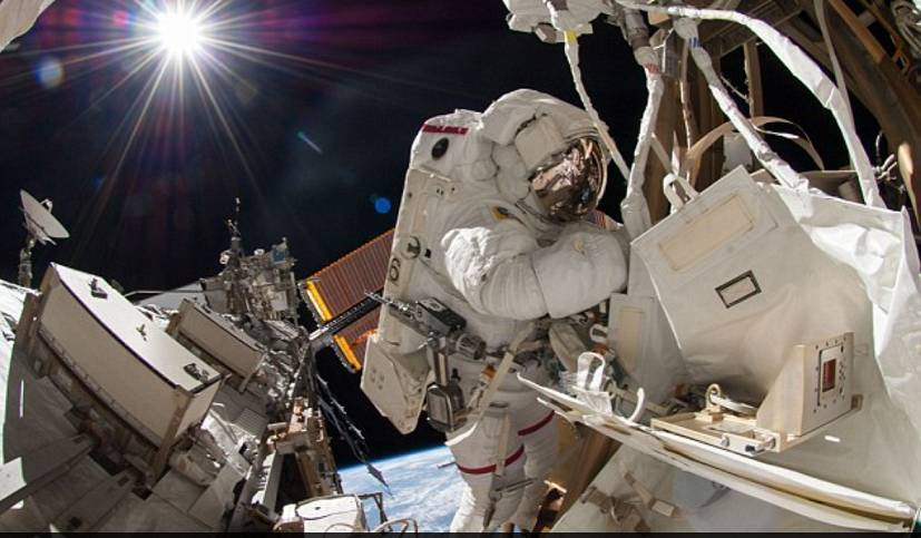 Incrível! Astronauta registra ida para lado de fora da nave - Fotos ...