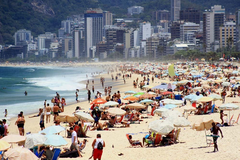 Rio tem praias cheias em dia com sensação térmica de 43°C - Fotos - R7 ...