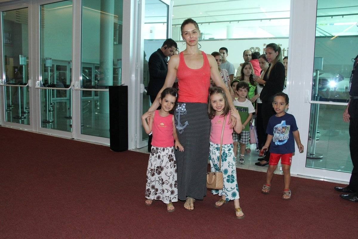 Bianca Rinaldi se diverte com as filhas gêmeas em teatro - Fotos - R7 ...