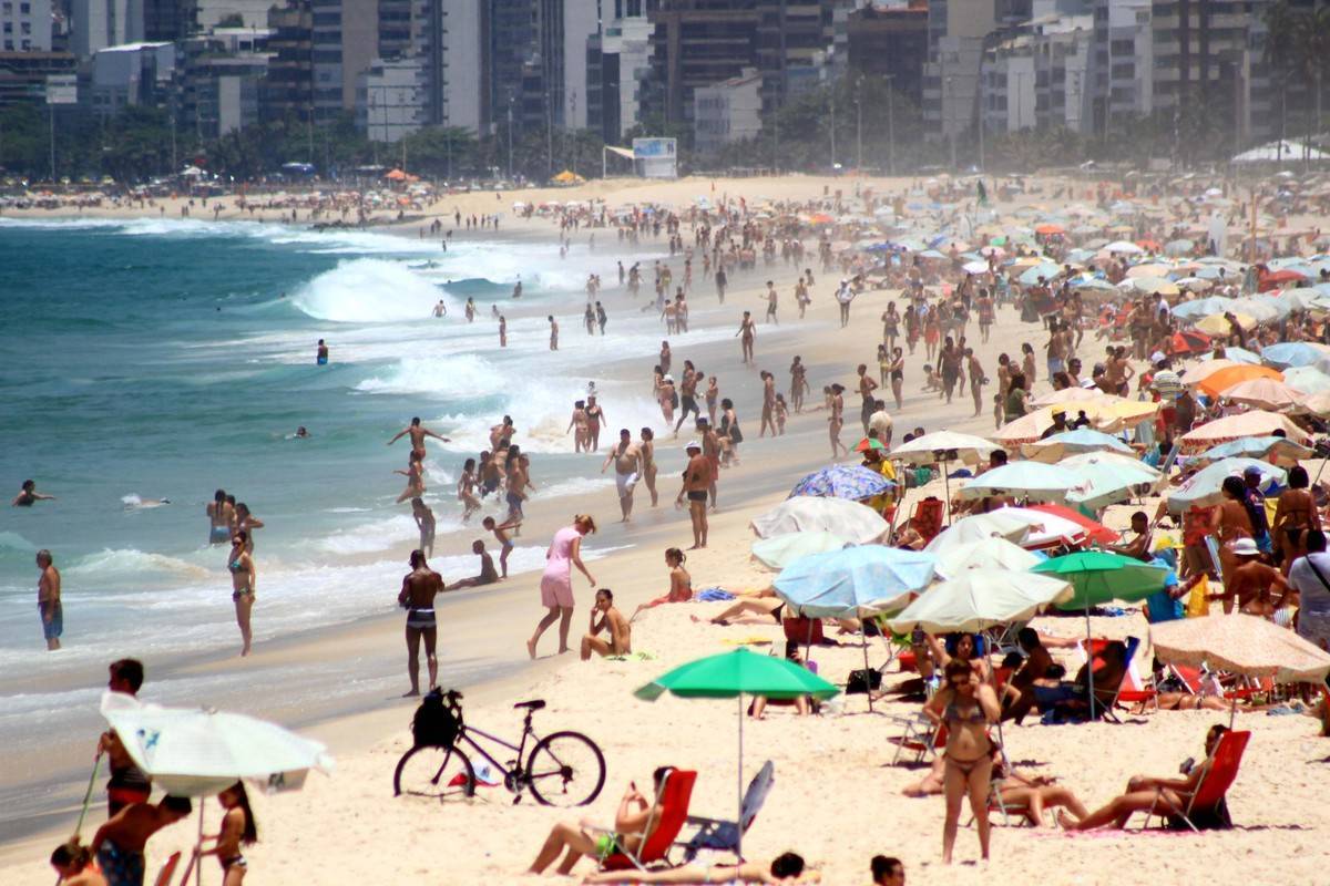 Banhistas deixam praias cheias em dia quente no Rio - Fotos - R7 Rio de ...