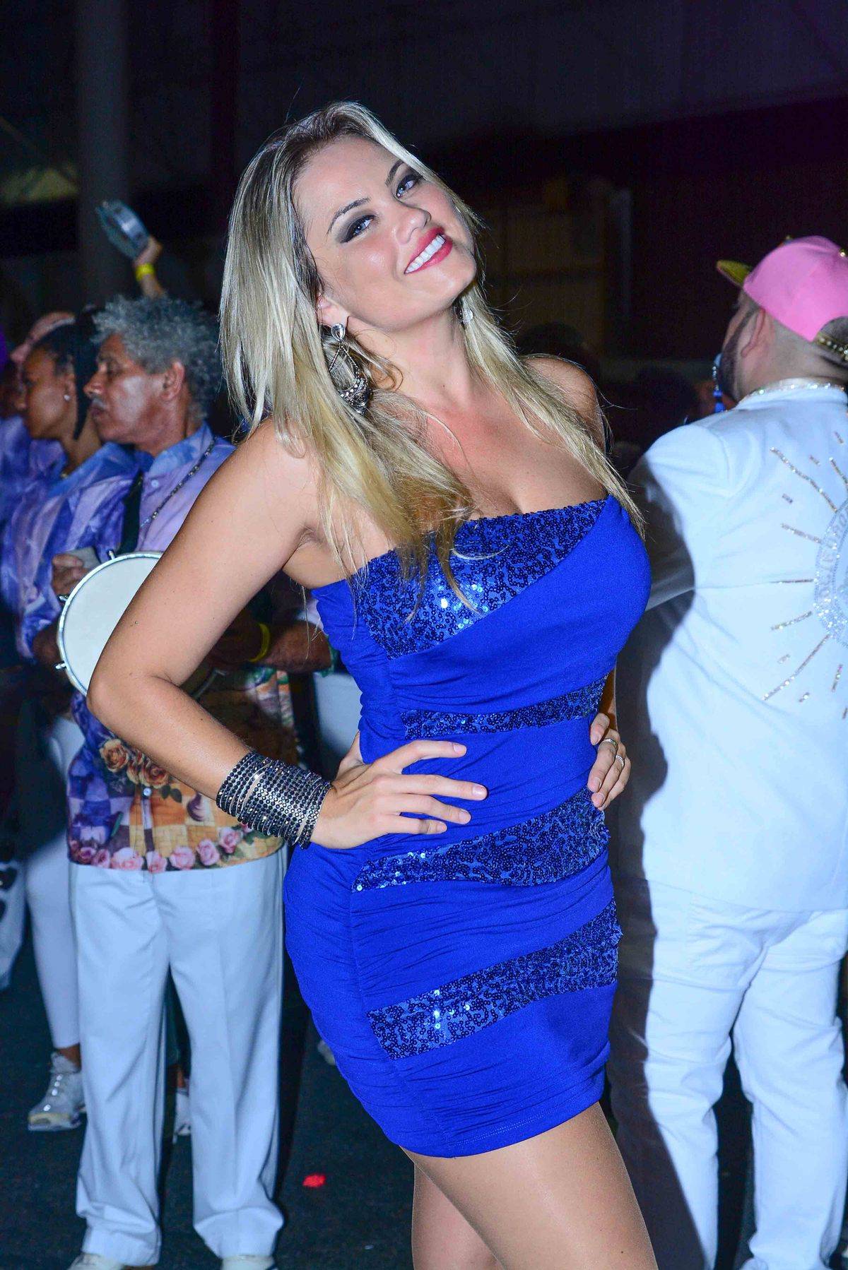 Ellen Roche mostra rebolado em vestido justíssimo - Fotos - R7 TV e Entretenimento