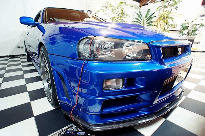 Nissan Skyline GT-R que Paul Walker acelerou em Velozes e Furiosos 4 ...