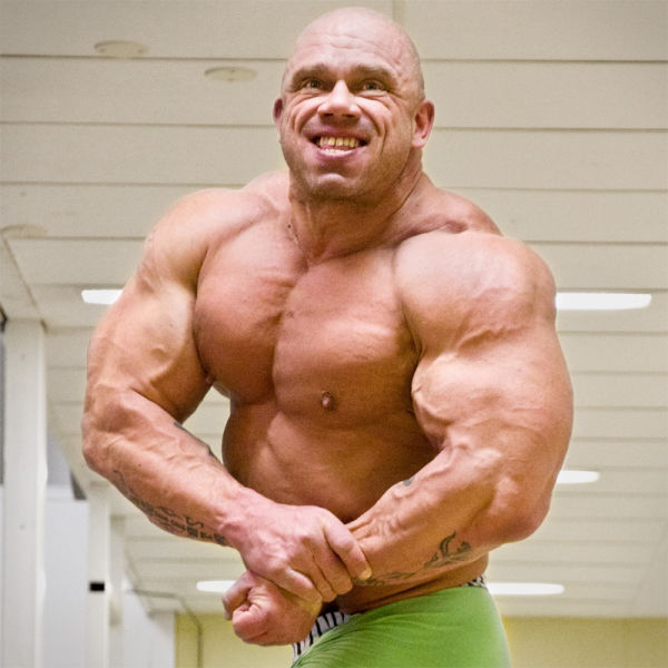 Bombado queria ter o corpo do super-homem, mas ficou deformado e ...