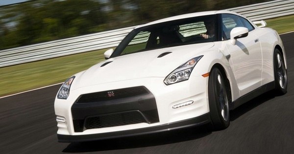 Veja todos os detalhes do Nissan GT-R - Fotos - R7 Carros