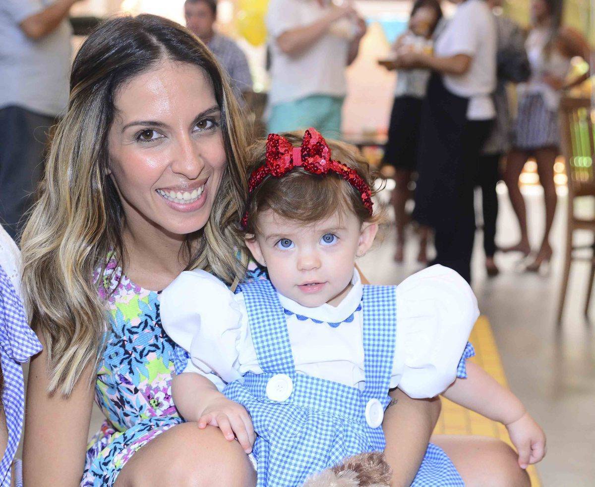 Maria Eduarda, filha de Henri Castelli, comemora um ano com personagens ...