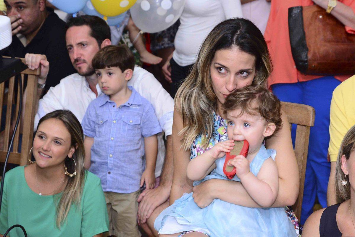 Maria Eduarda, filha de Henri Castelli, comemora um ano com personagens ...