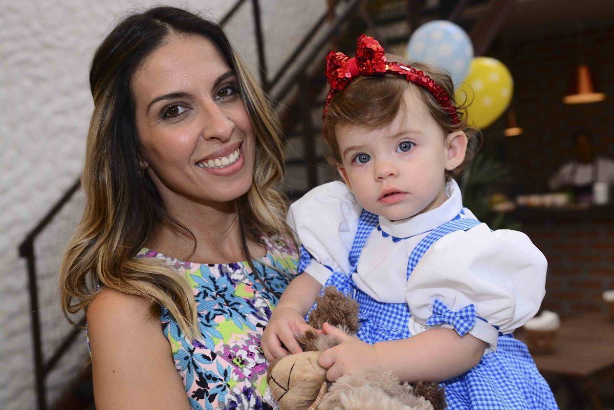 Maria Eduarda, filha de Henri Castelli, comemora um ano com personagens ...