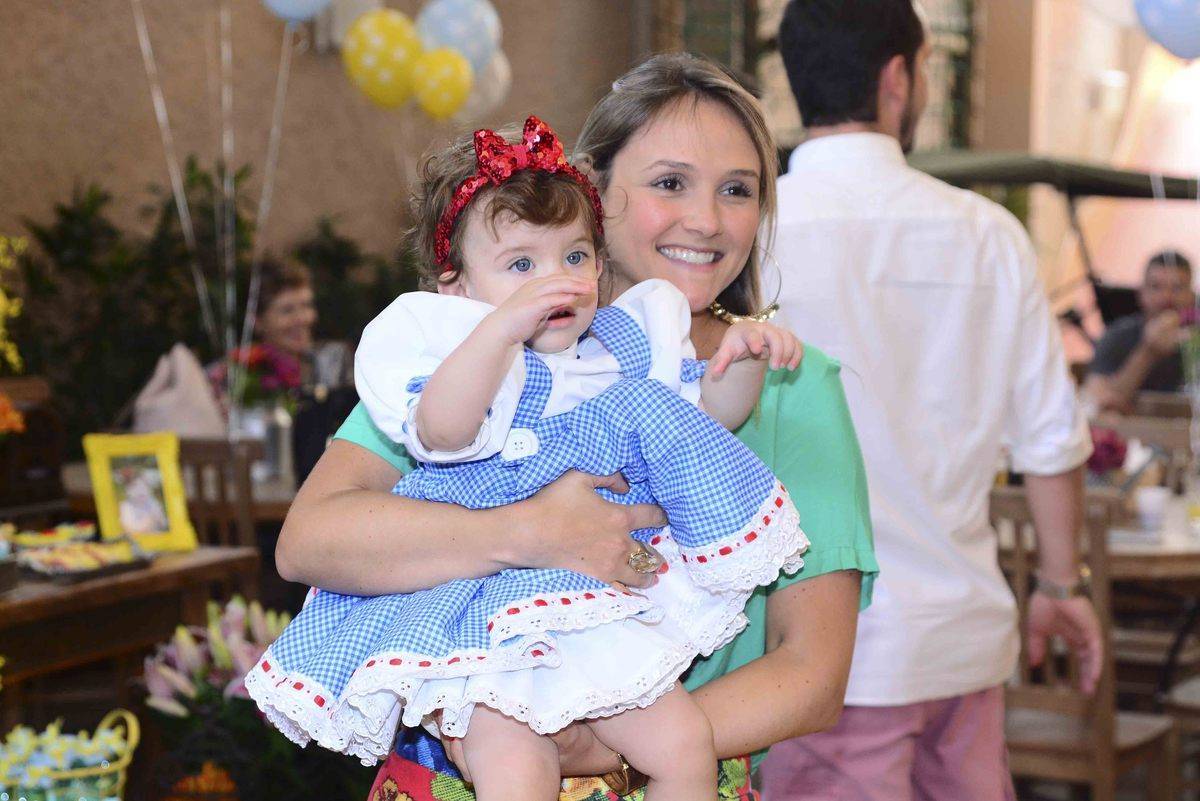Maria Eduarda, filha de Henri Castelli, comemora um ano com personagens ...