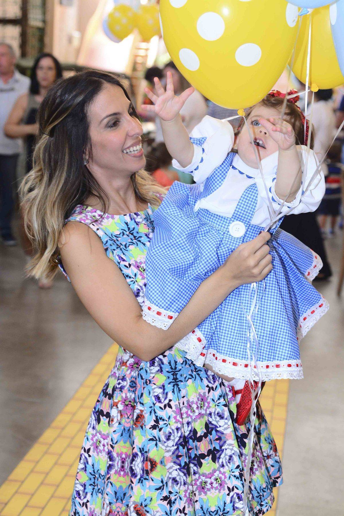 Maria Eduarda, filha de Henri Castelli, comemora um ano com personagens ...