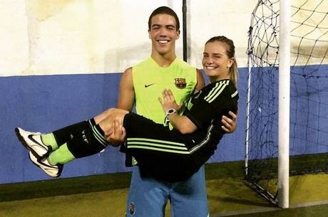 Ronald carrega a mãe, Milene Rodrigues, no colo após treino de futebol ...