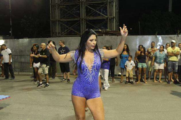 Desinibida, Silvia Design participa de ensaio de escola de samba ...