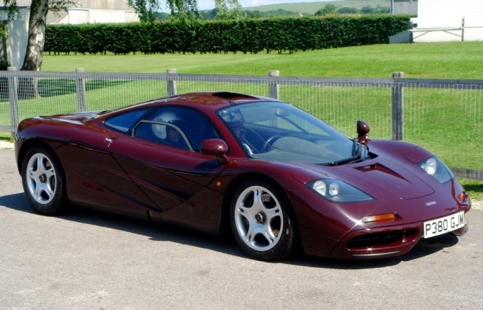 Após bater por duas vezes, Rowan Atkinson, o Mr. Bean, põe seu McLaren ...