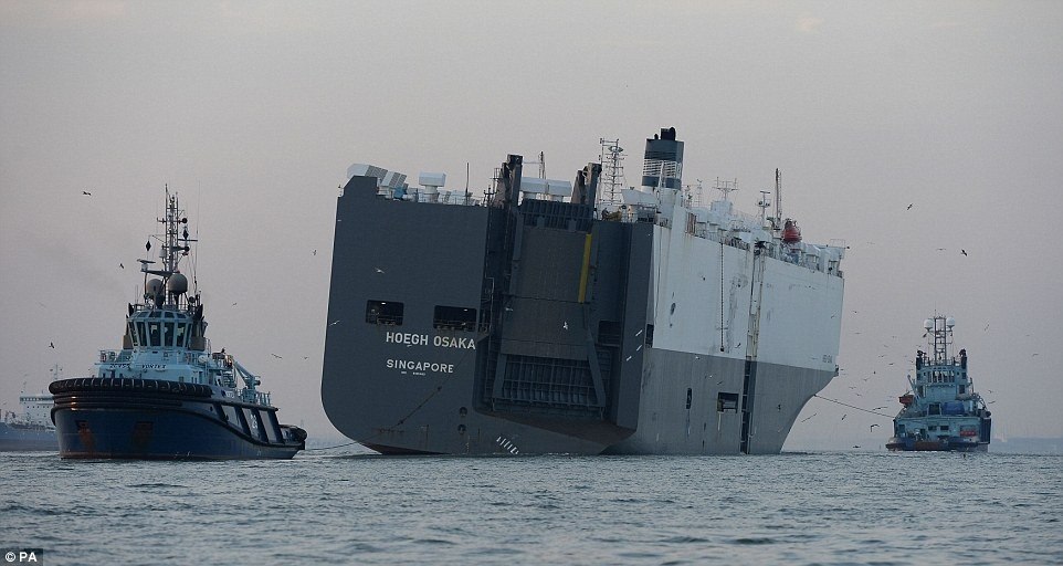 Que prejuízo! Navio tomba com quase R$ 120 milhões em carrões de luxo ...