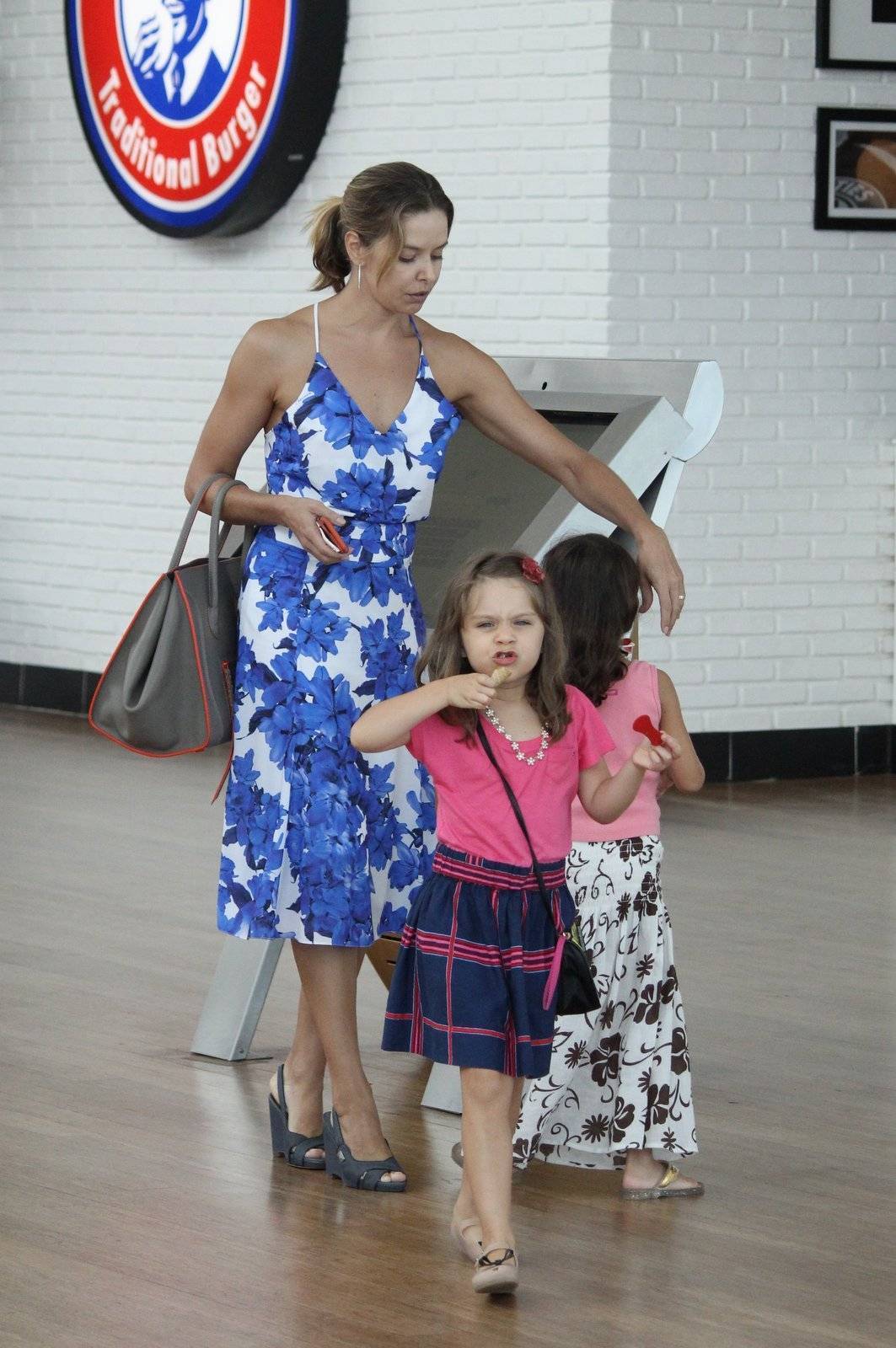 Bianca Rinaldi passeia com as filhas em shopping - Fotos - R7 Famosos e TV