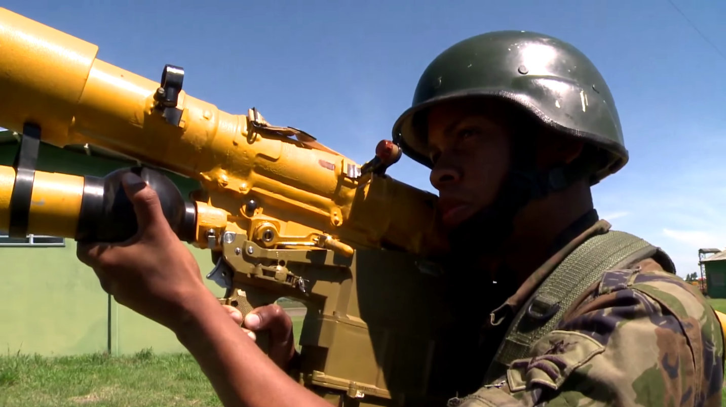 Militares treinam como derrubar aviões com bazuca em simulador de ...