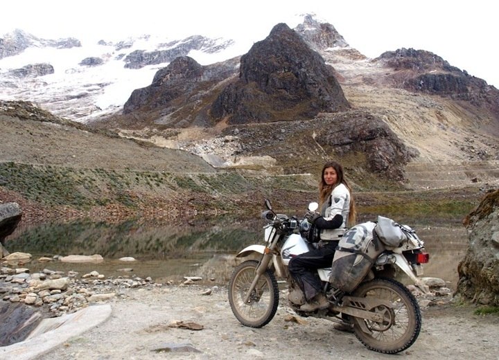 Motoqueira gata desbrava o mundo em duas rodas - Fotos - R7 Carros